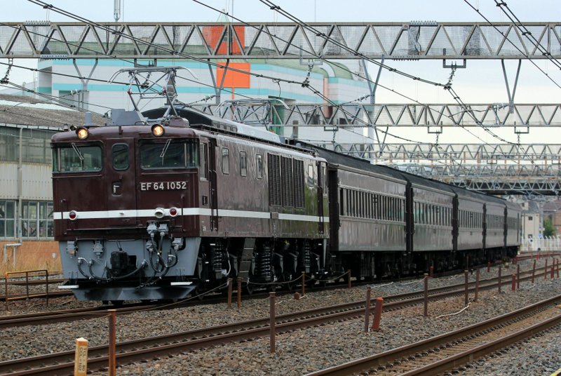 茶色になって初運用 EF64 1052＋旧型客車 : ワサフ8000の、お気楽ゆる鉄ブログ