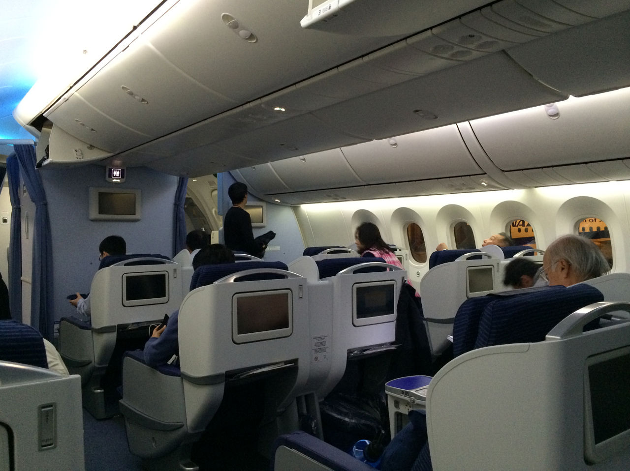 菊さんの食い倒れ万遊記！うまいもの食べ歩きグルメ日記:海外赴任後2度目の帰省 - 全日空「NH835」便--ANA BUSINESS ...