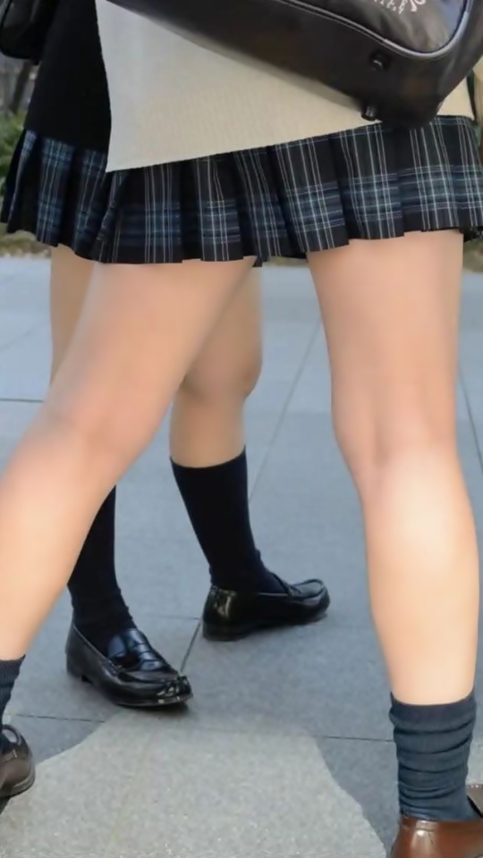 【画像】見て良きかなjkのフトモモ おいしそうな生足をチョイス!! 女子のふともも見学会