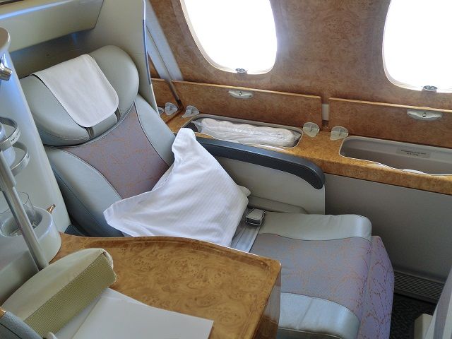 エミレーツ航空 A380 ビジネスクラスシート EK385 香港～バンコク : トラベルラウンジ 旅とグルメ