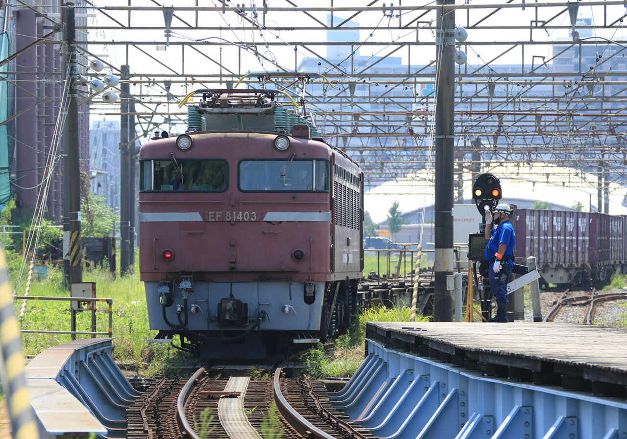 EF81 403 : 鴨池港すぐ