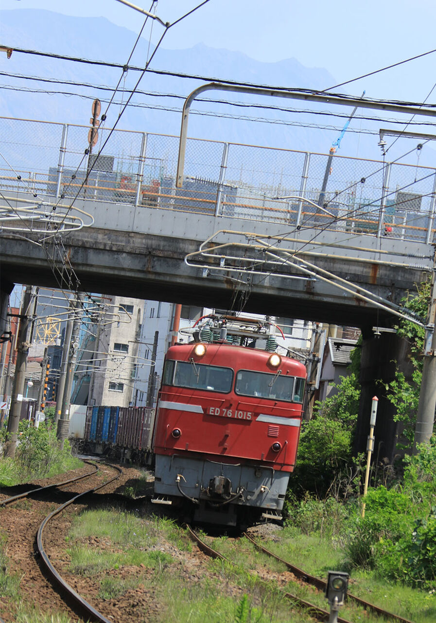 新長田町踏切を通過するED76 1015 : 鴨池港すぐ