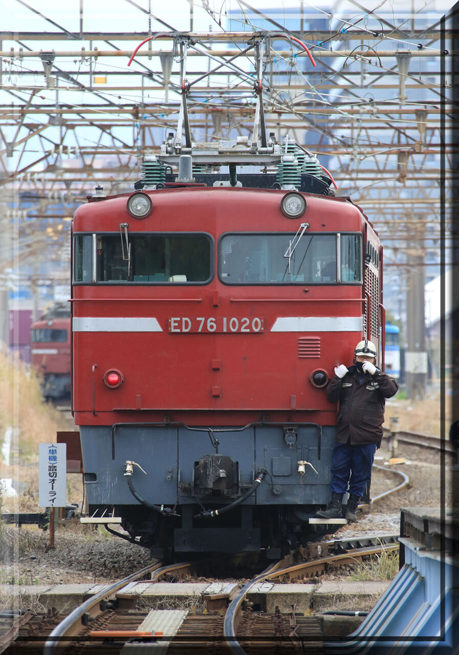 滑川踏切を通過するED76 1020 : 鴨池港すぐ