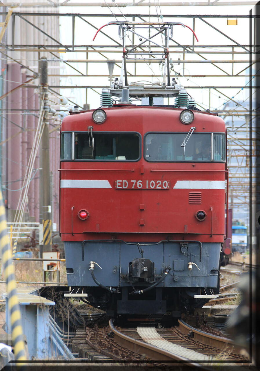 滑川踏切を通過するED76 1020 : 鴨池港すぐ