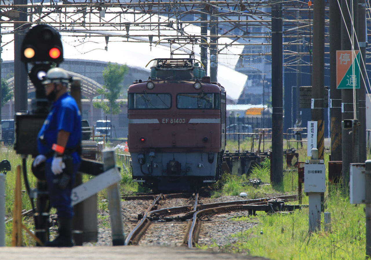 EF81 403 : 鴨池港すぐ