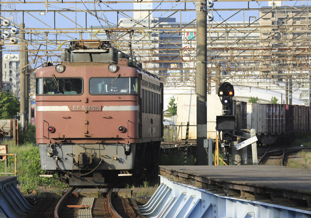 鹿児島に到着したEF81 406 : 鴨池港すぐ