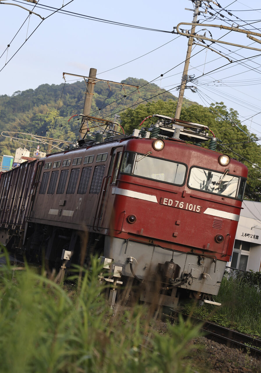滑川踏切を通過するED76 1015 : 鴨池港すぐ