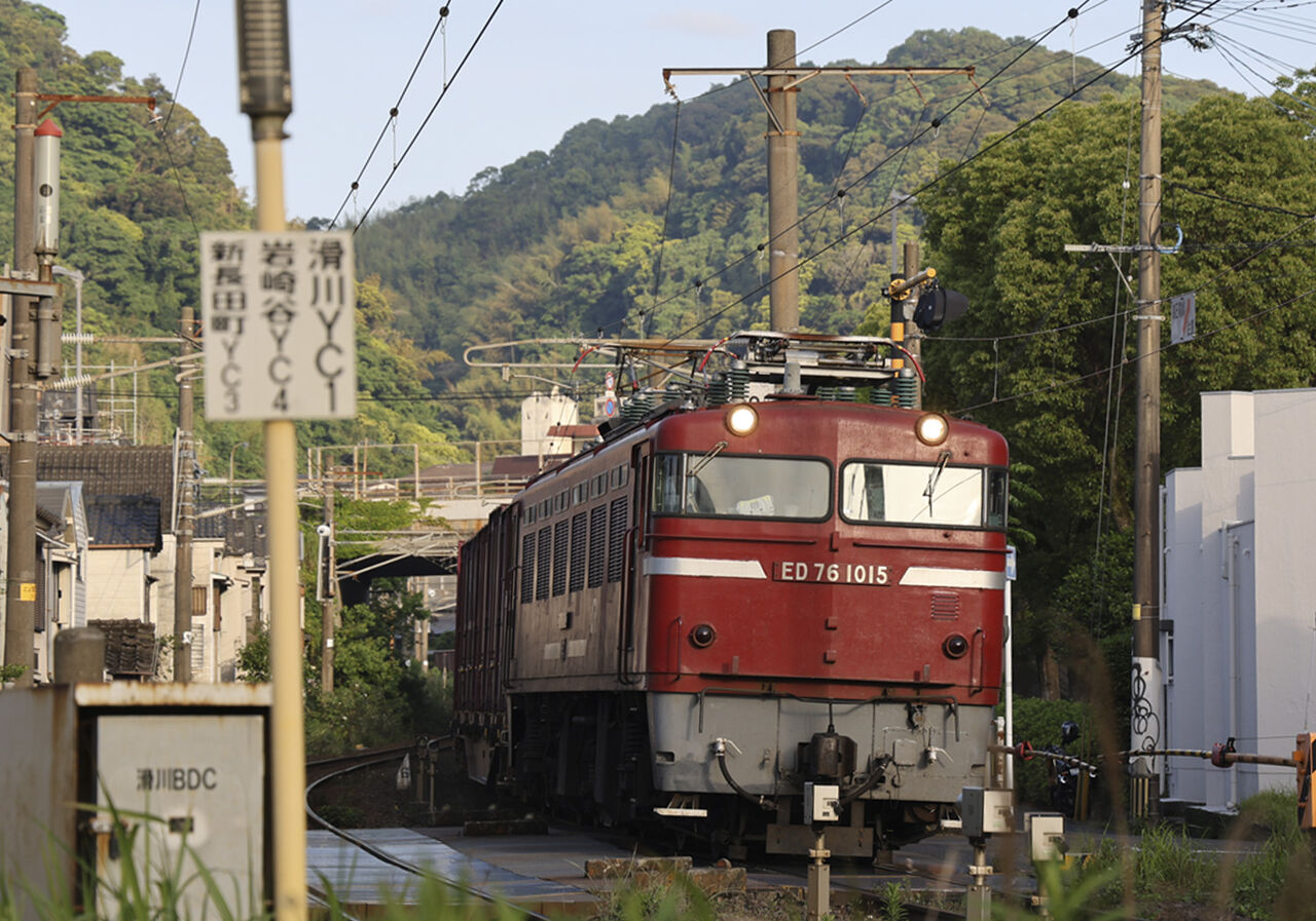 滑川踏切を通過するED76 1015 : 鴨池港すぐ