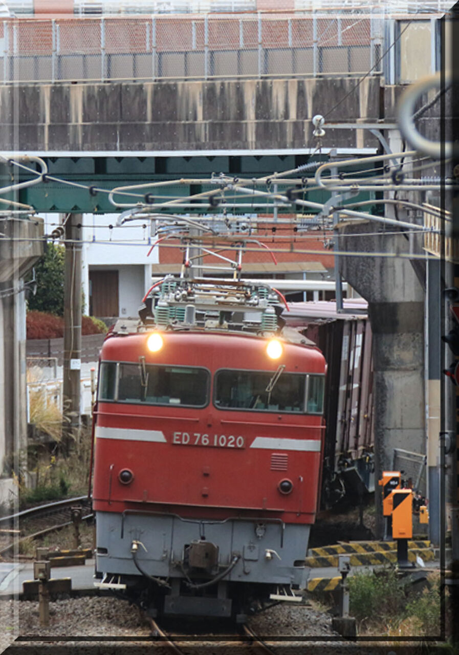 岩崎谷踏切通過中のED76 1020 : 鴨池港すぐ