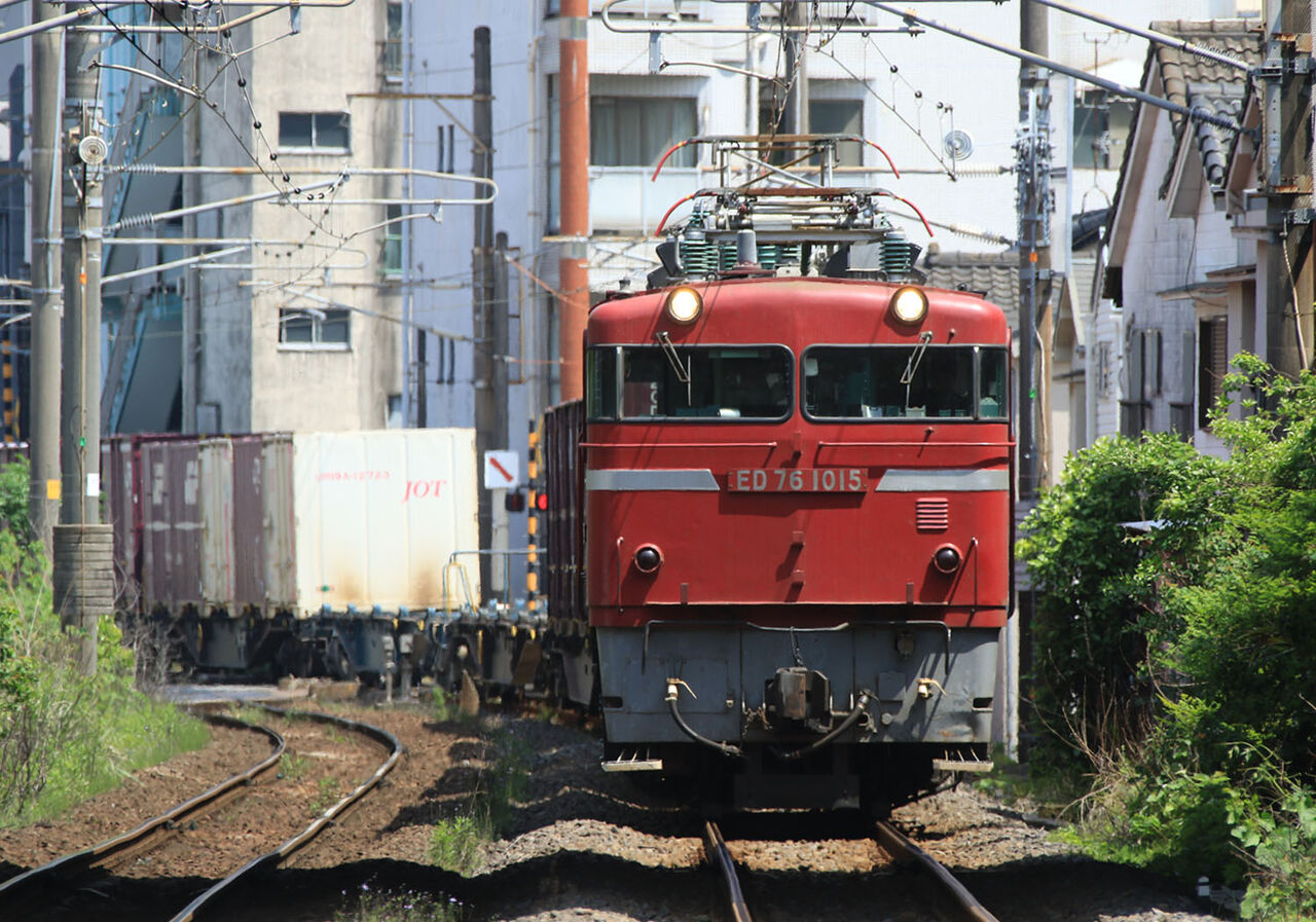 新長田町踏切を通過するED76 1015 : 鴨池港すぐ