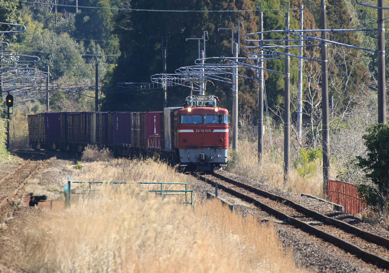 寺脇踏切を通過する ED76 1015 : 鴨池港すぐ