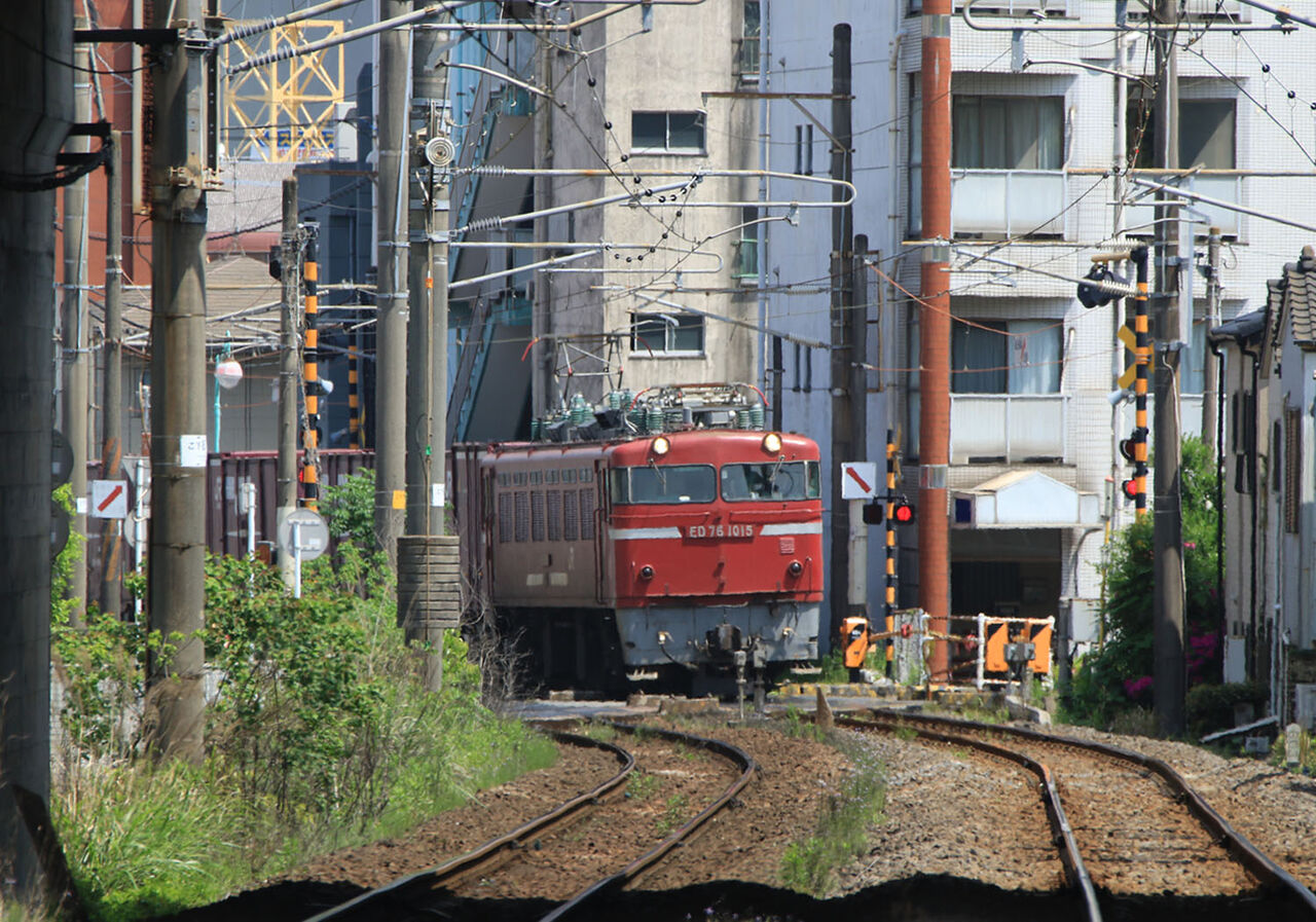 新長田町踏切を通過するED76 1015 : 鴨池港すぐ