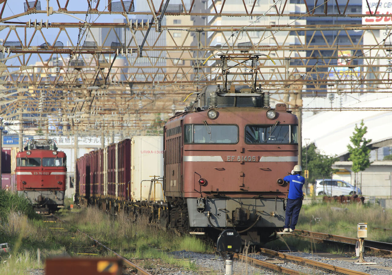 鹿児島に到着したEF81 406 : 鴨池港すぐ