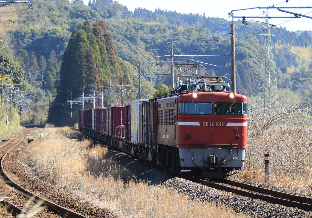 寺脇踏切を通過する ED76 1015 : 鴨池港すぐ