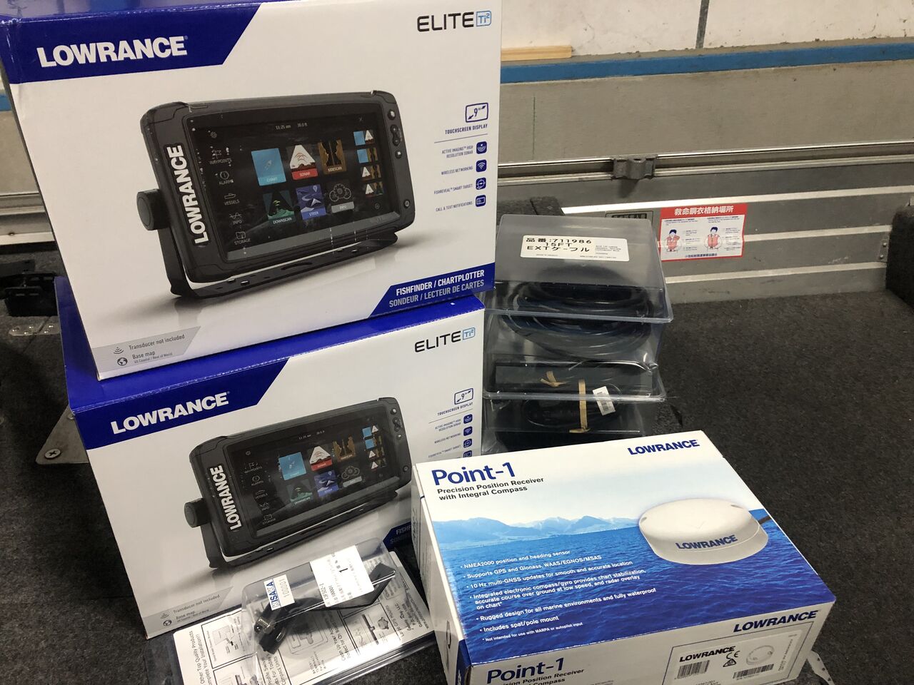 本日の船大工。:LOWRANCE ELITE-Ti2 9インチモデル×2台 取り付け開始。