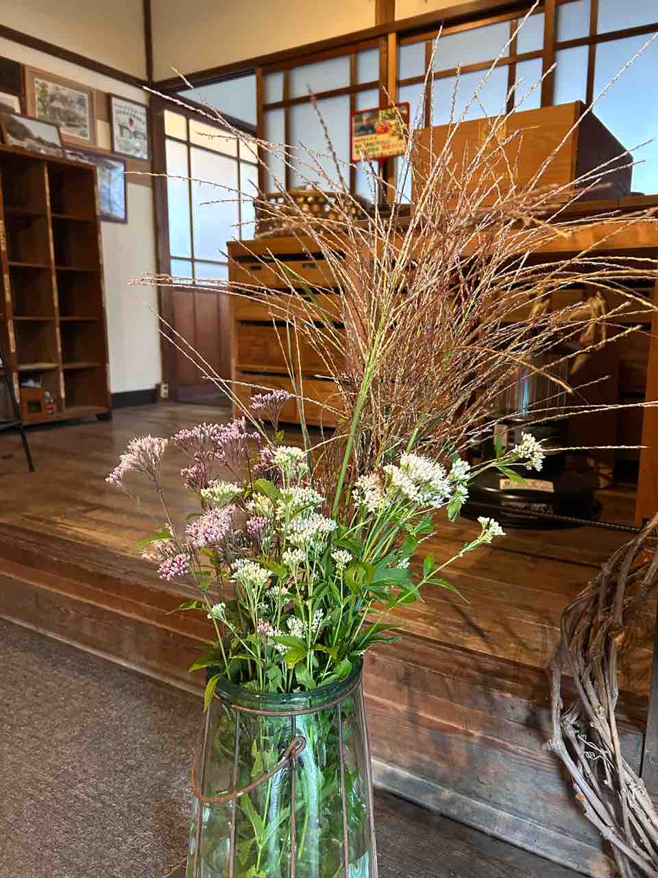 kobe ozo cafe 901:桜の木とススキ