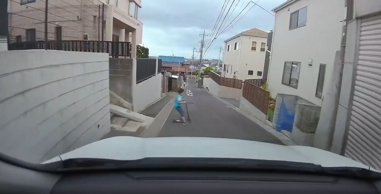 【動画】クソガキさん、住宅街で飛び出してしまうwwww : いろんなネットニュース速報