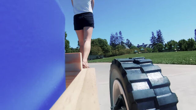 クーラーボックスを改造。持ち主を自動的に追尾するようにしてみた