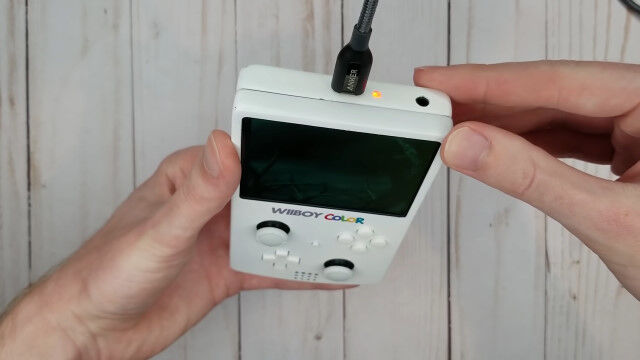 Wiiを携帯ゲーム機にカスタマイズ！ ゲームボーイカラーくらいの大きさのポータブルWii「Wiiボーイカラー」