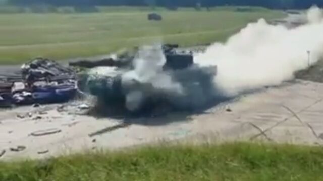 戦車が全速力で自動車を轢くとこうなる