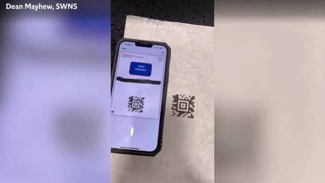 スーパーの会員カードをいつも忘れてしまうので、二次元コードを腕にタトゥー。レジのスキャナでも読み取りに成功