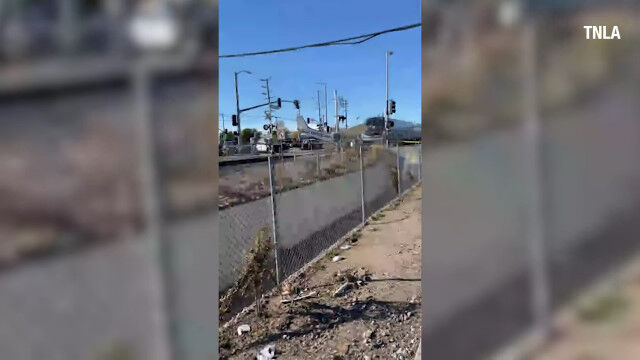 【閲覧注意】線路に不時着した小型飛行機、列車が迫る中での救出劇