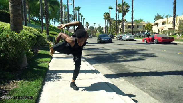 軟体を活かした驚愕の動きを披露する、BONETICSによるダンス映像