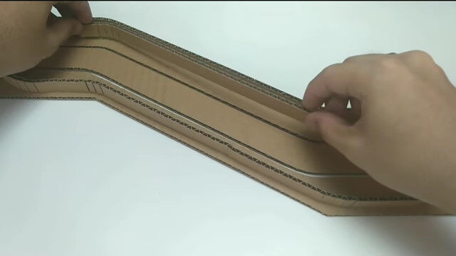 ダンボール製だけどちゃんと動くミニチュア・エスカレーター