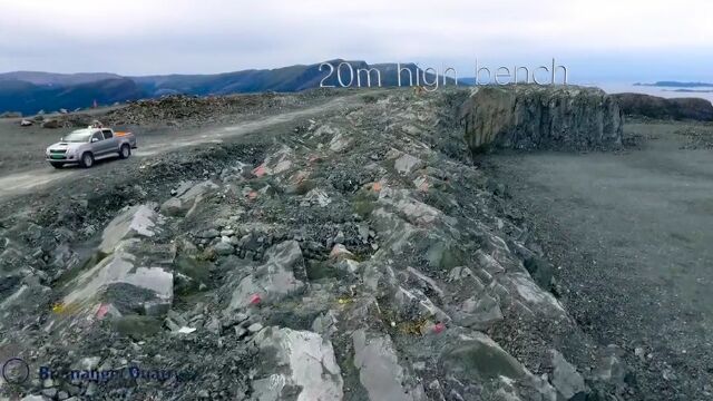 幅385メートル、高さ20メートルの岩壁を一斉爆破！豪快すぎる採石の様子