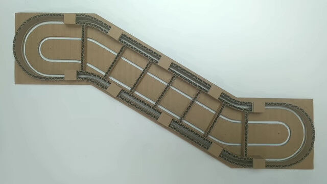 ダンボール製だけどちゃんと動くミニチュア・エスカレーター