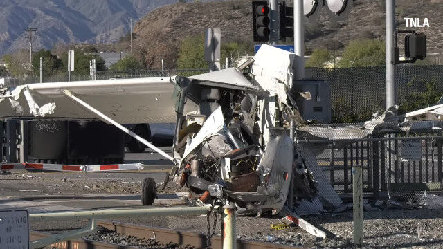 【閲覧注意】線路に不時着した小型飛行機、列車が迫る中での救出劇