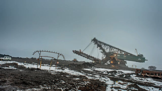 超巨大重機、バケットチェーンエクスカベーターがノシノシ歩くタイムラプス