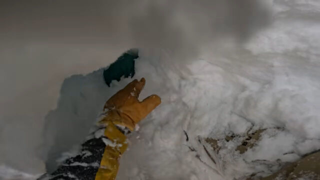 雪山で赤いものをちらりと目にしたスキーヤー、埋もれていたスノーボーダーを発見して掘り出し、命を救う