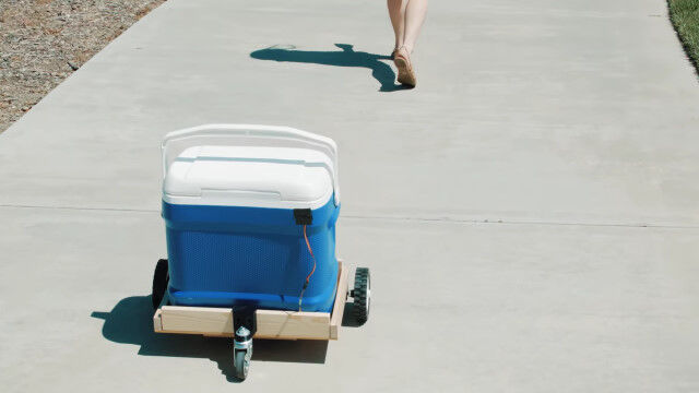 クーラーボックスを改造。持ち主を自動的に追尾するようにしてみた