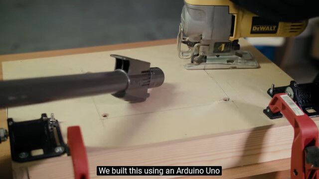 クーラーボックスを改造。持ち主を自動的に追尾するようにしてみた