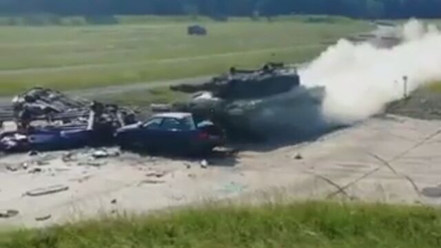 戦車が全速力で自動車を轢くとこうなる