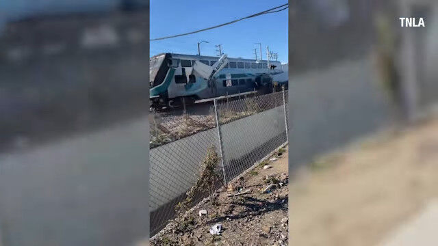 【閲覧注意】線路に不時着した小型飛行機、列車が迫る中での救出劇