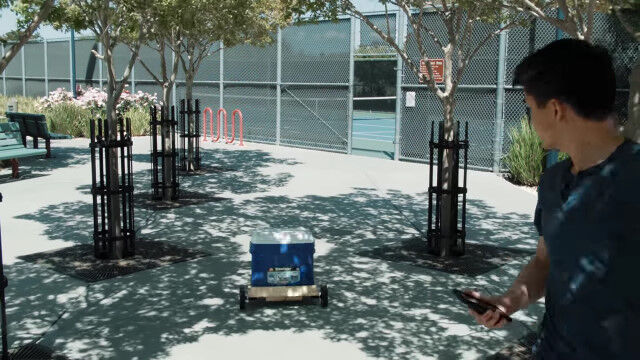 クーラーボックスを改造。持ち主を自動的に追尾するようにしてみた