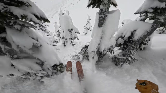 雪山で赤いものをちらりと目にしたスキーヤー、埋もれていたスノーボーダーを発見して掘り出し、命を救う