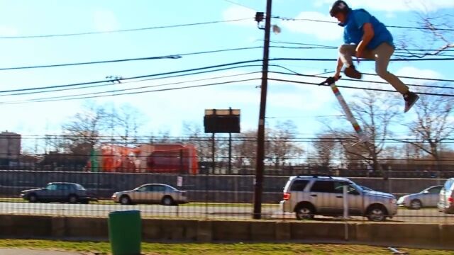 ホッピングの凄いやつ、Xpogoで飛び跳ねまわる男たちのエクストリームトリック映像