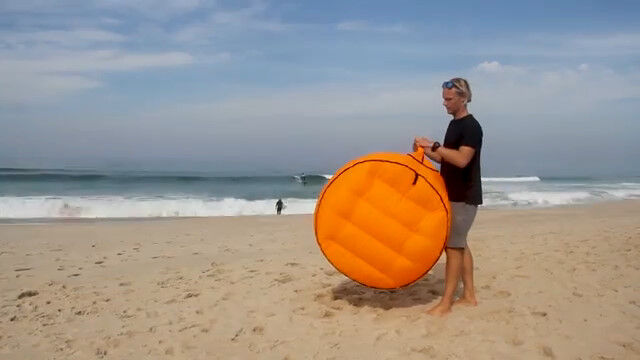 わずか数秒で膨らませて座れる、膨張式のイスが便利