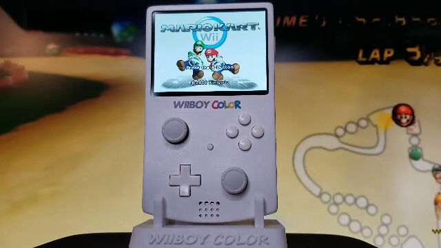 Wiiを携帯ゲーム機にカスタマイズ！ ゲームボーイカラーくらいの大きさのポータブルWii「Wiiボーイカラー」