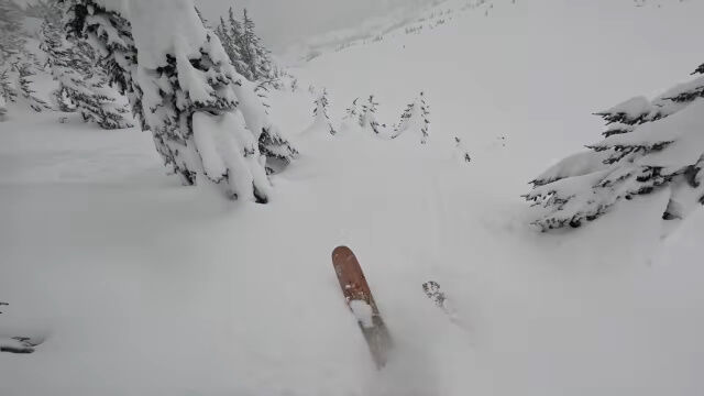 雪山で赤いものをちらりと目にしたスキーヤー、埋もれていたスノーボーダーを発見して掘り出し、命を救う