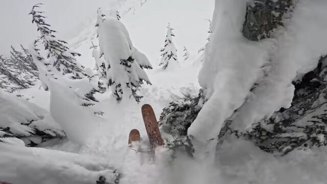雪山で赤いものをちらりと目にしたスキーヤー、埋もれていたスノーボーダーを発見して掘り出し、命を救う