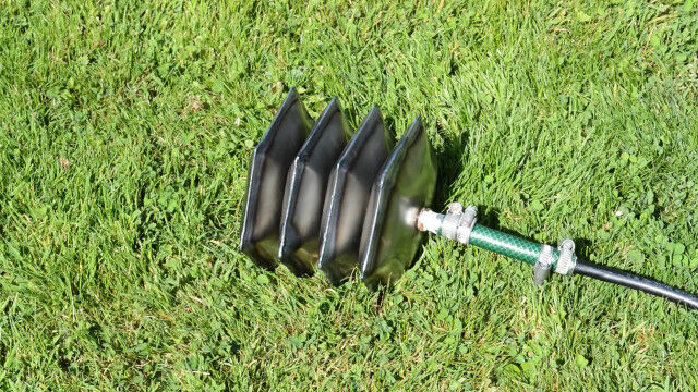 袋状に加工した金属を水圧でパンパンに膨らませる、ハイドロフォーミング実験