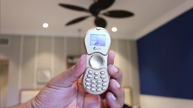 ついにハンドスピナーとして使える、世界初の携帯電話が登場