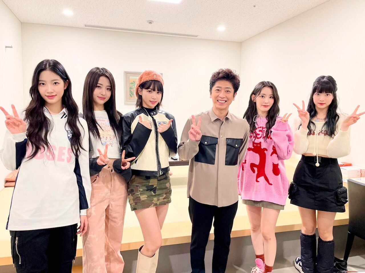 【LE SSERAFlM】ルセラ行列来てる ロケ サクラとユンジンだけ マンチェが食いたそう チェウォン「ココに来ました」 : KPOP ...