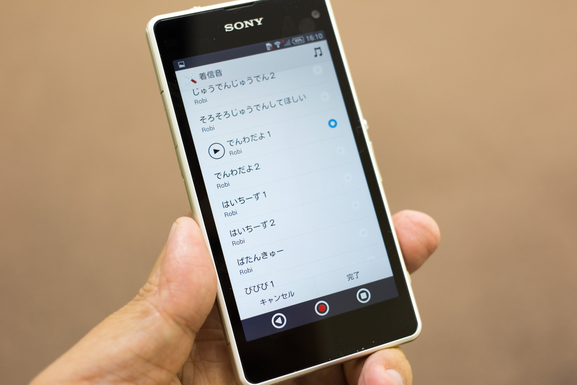 「なんて愛らしいの！」海外にまでファンが広がるRobi人気、とうとう公式スマホ『ロビスマホ』まで誕生:らばQ