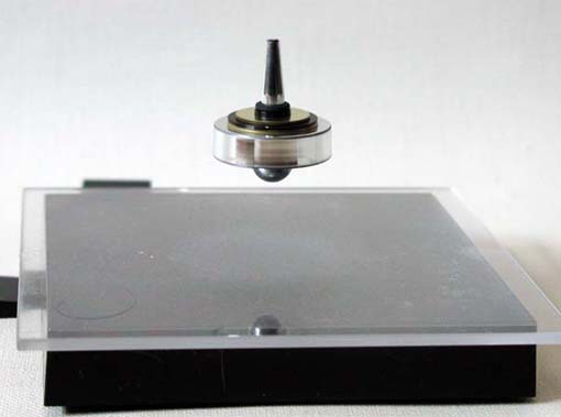 いろんな物を宙に浮かせる！電磁石を利用した空中浮遊装置『Levitron Revolution(レヴィトロン レボリューション)』：はっしんの電脳