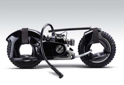 スバルのコマーシャルに登場！スケートボードに似た重心が低く安定感がある横乗り系の乗り物『フリーライダー･スケートサイクル(FREERIDER ...